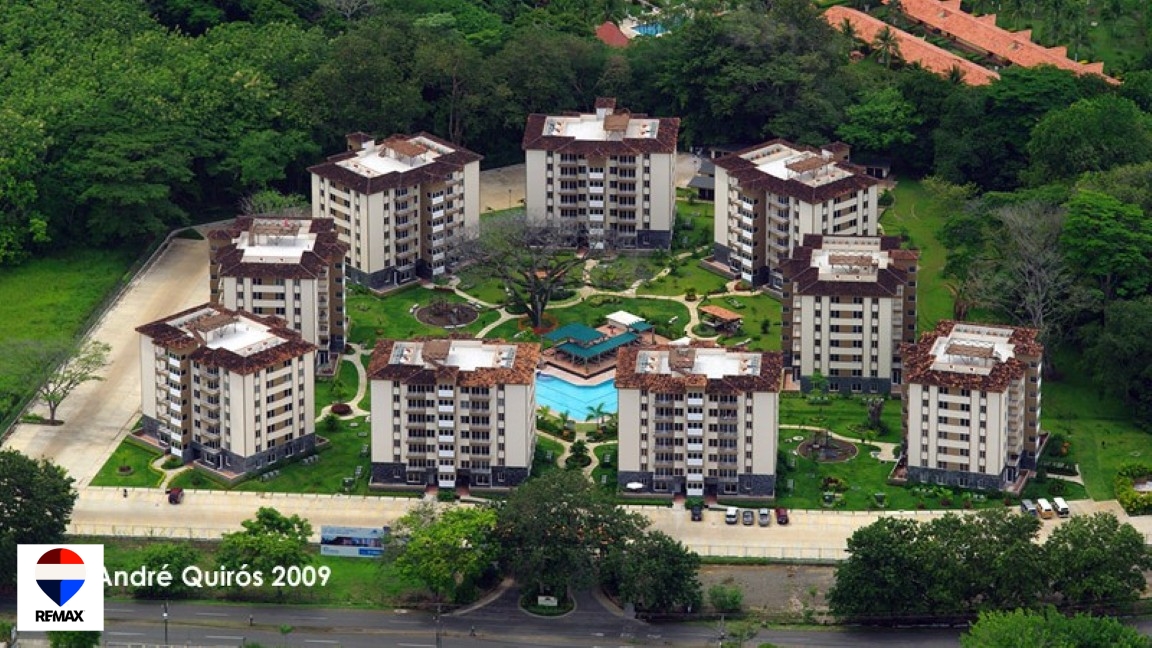 Beachside Comfort: Modern 2-Bedroom Condo with Resort-Style Pool ...